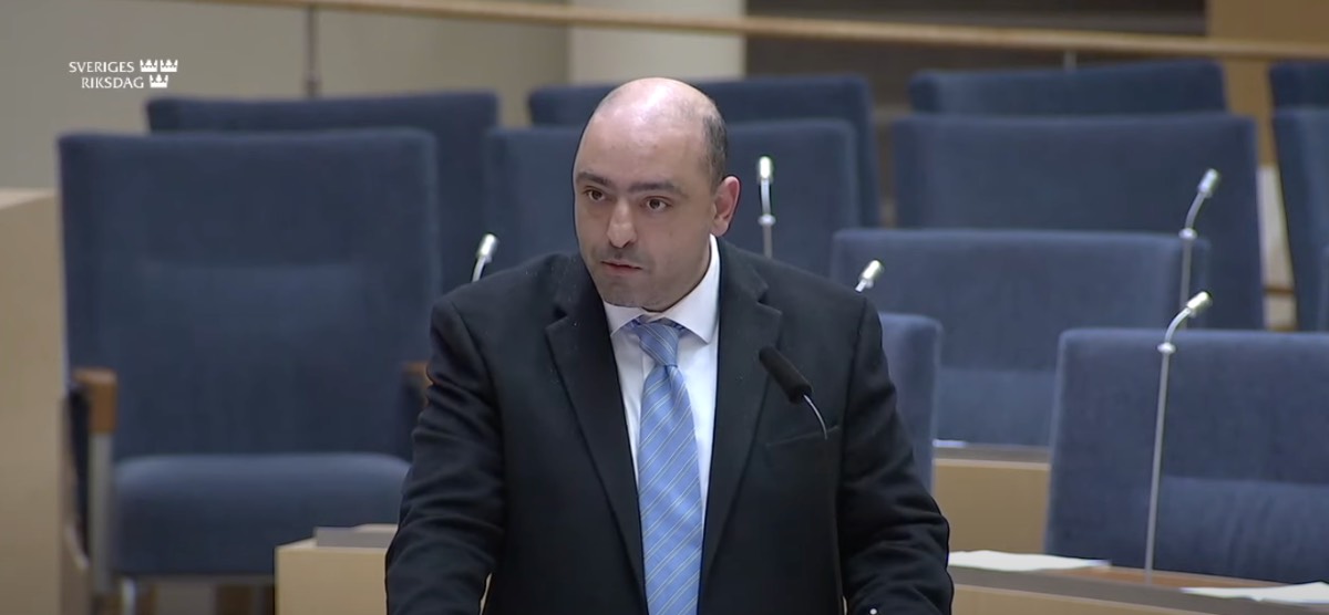 Iraanse vluchteling vindt dat 'etnische' Europeanen meer recht hebben ...