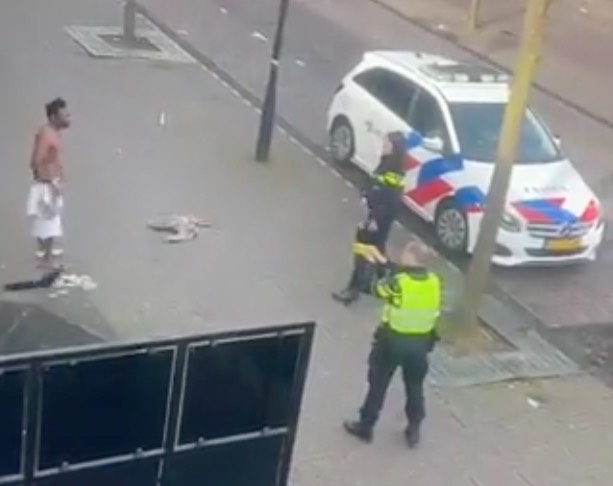 Video: verwarde man vernielt ramen en trekt kleding uit voor agenten in ...